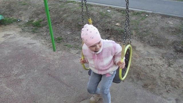 Полина и качели