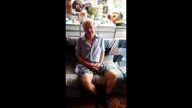Вот и писатель на отдыхе. Тоже ведь человек