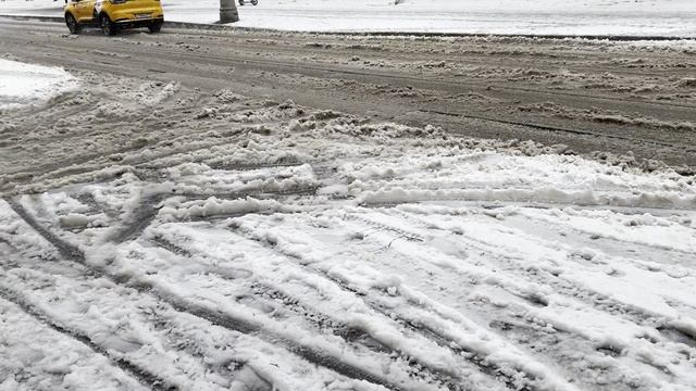 Апрельский снегопад в Москве. Зимняя весна в городе и высокие сугробы.