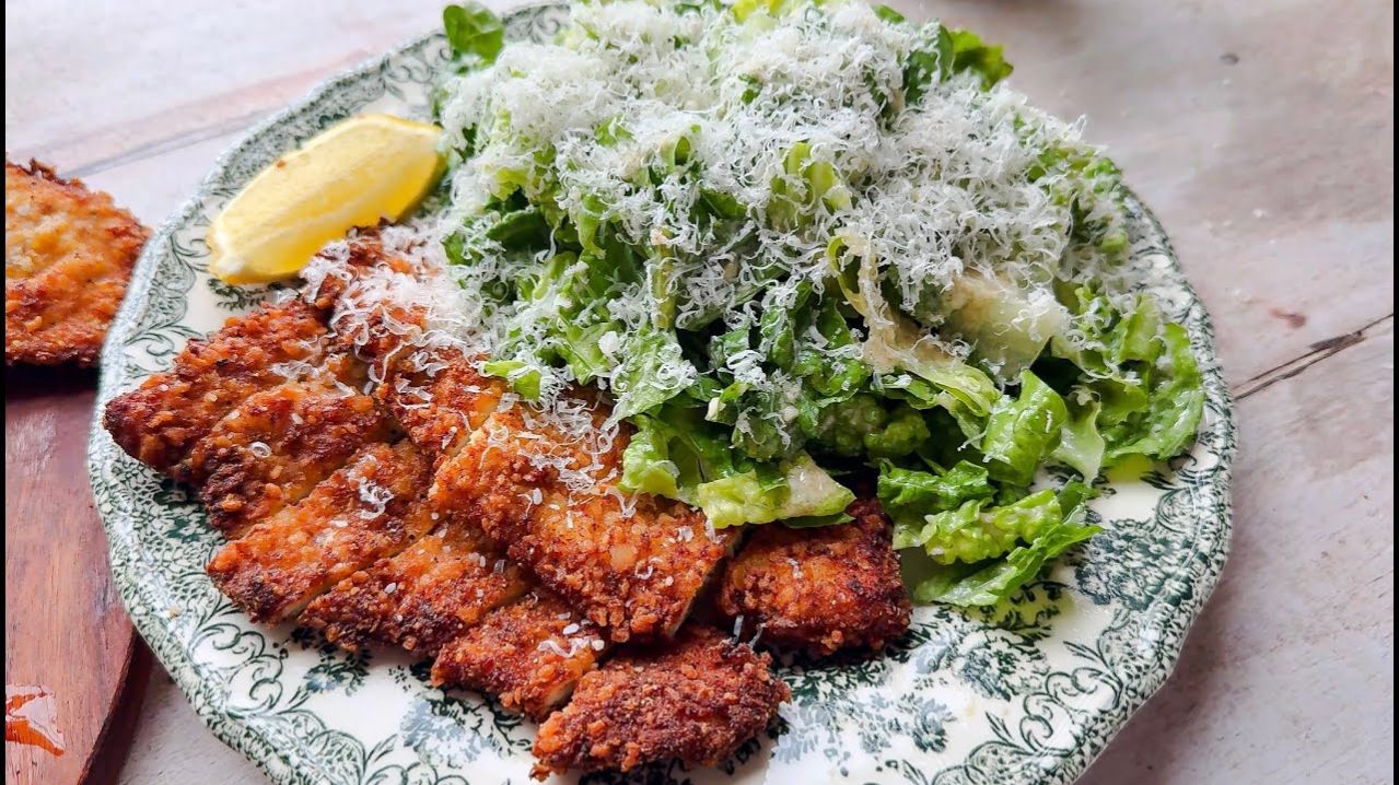 Салат Цезарь с нежными куриными котлетами — просто и вкусно
