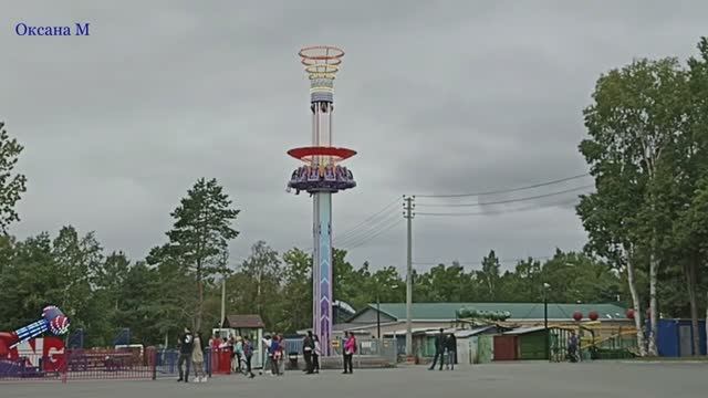 Атракционы в парке Южно-Сахалинска. Лето.mp4