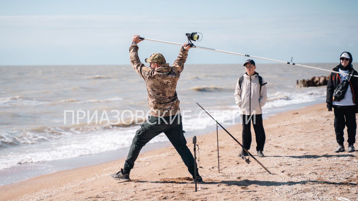 В станице Должанской школьники закидывали удочки в море