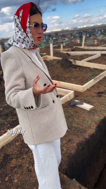 Мусульманские могилы обустраиваются по строгим канонам шариата: тело хоронят без гроба (в саване)