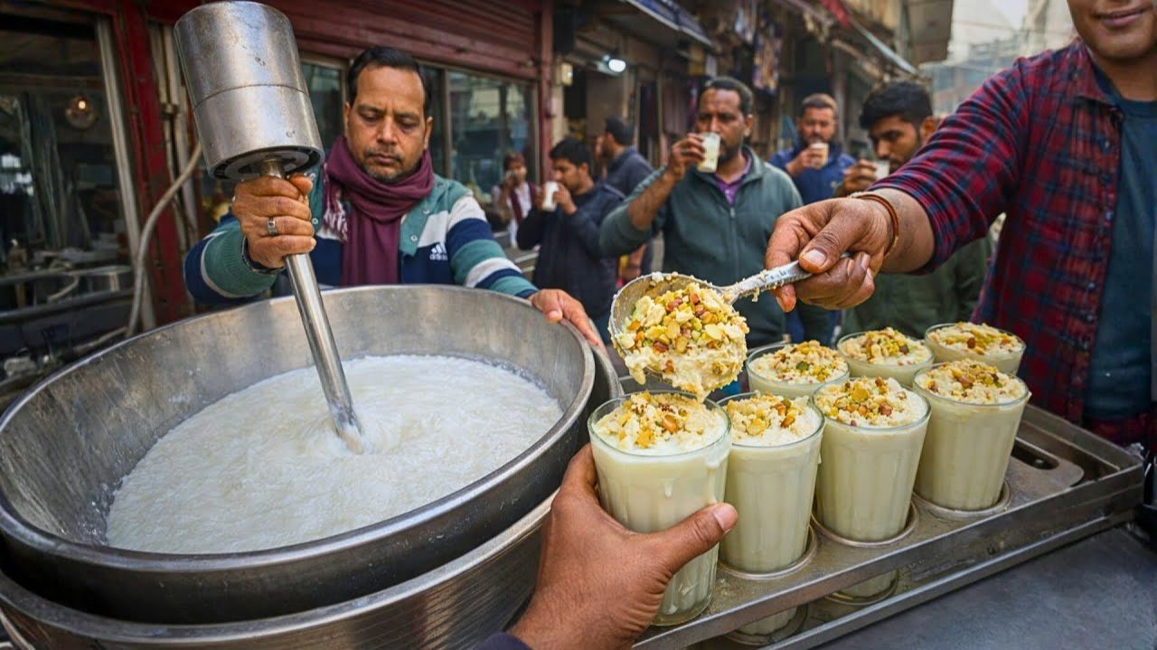 БЕЗУМНОЕ ПРИГОТОВЛЕНИЕ ЛАССИ с помощью гигантского блендера Heavy Malai Lassi Уличная еда Индии