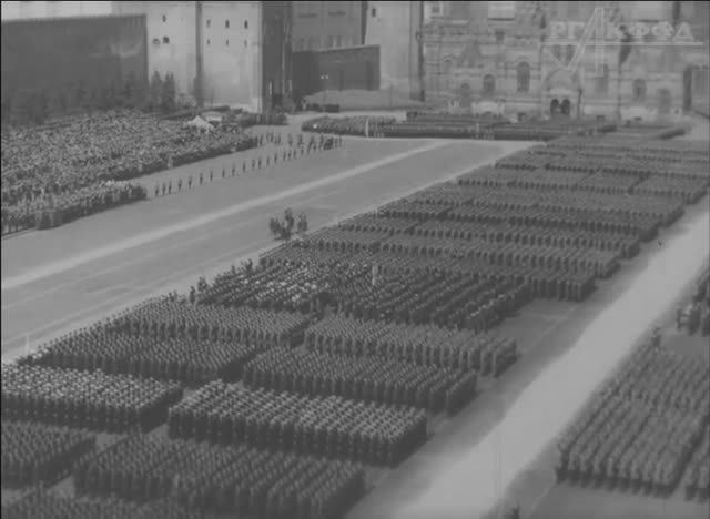 К/ф «Первомайский парад в Москве» (1945 г.).