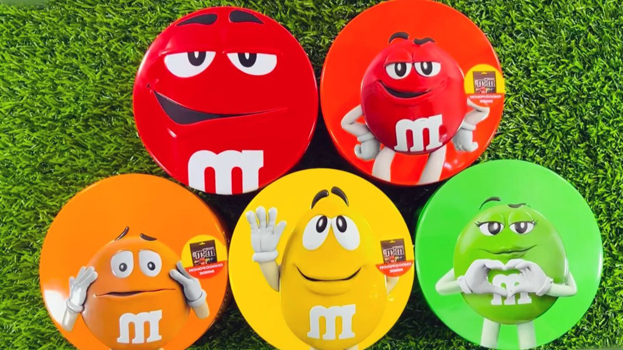 Мультики для детей. Конфетки в 5 ярких больших баночках M&M's. Мультики конфетки