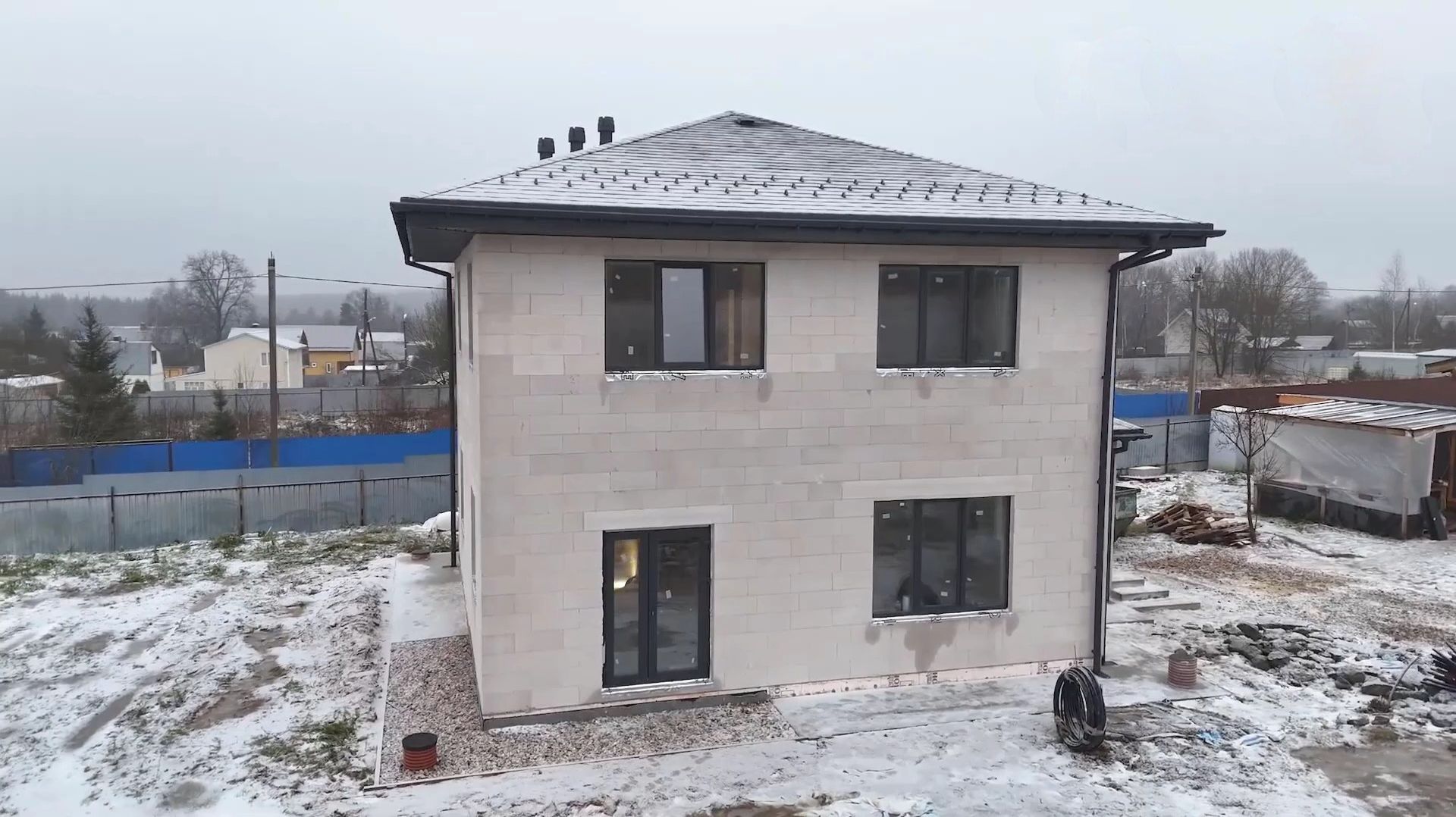 ГАЗОБЕТОННЫЙ ДВУХЭТАЖНЫЙ ДОМ 9 НА 9. КУХНЯ-ГОСТИНАЯ С ТЕРРАСОЙ