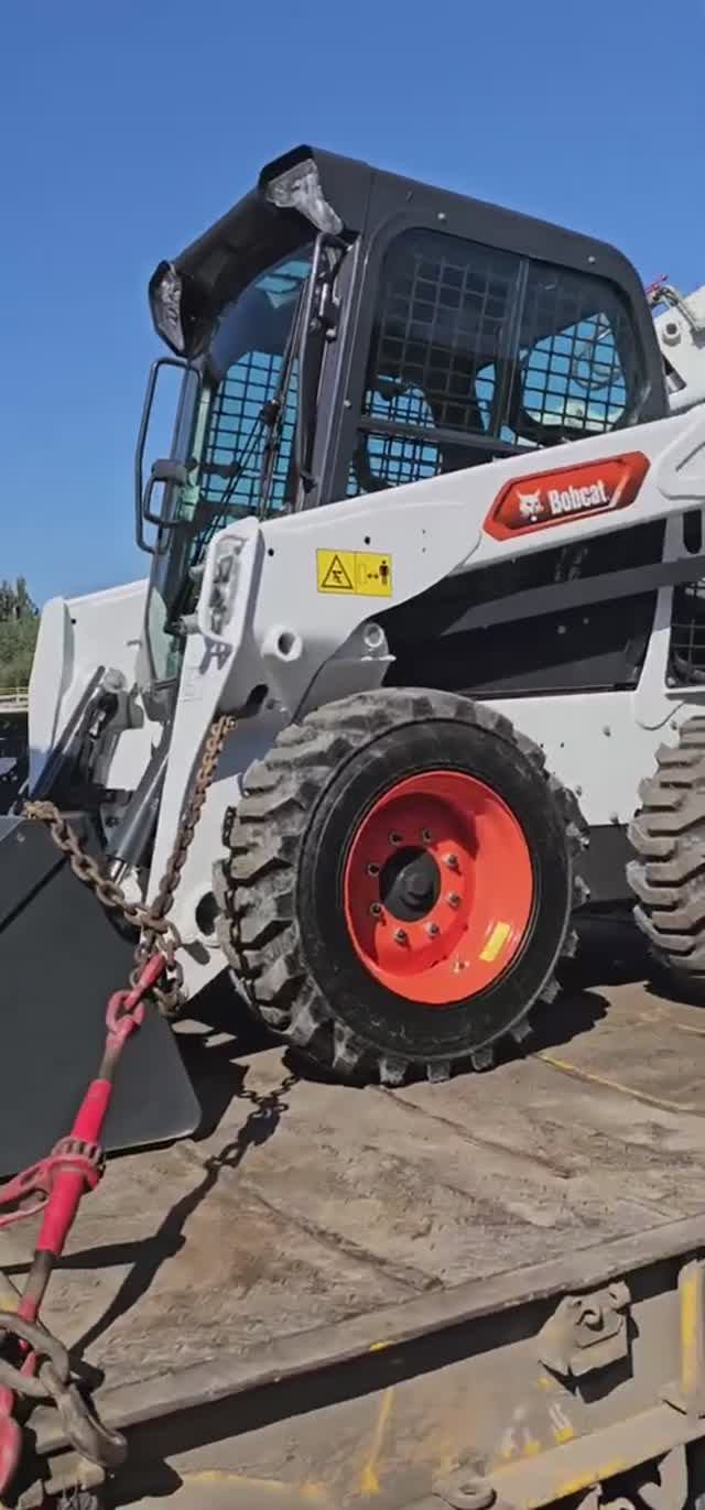 Мини-погрузчик и экскаватор-погрузчик Bobcat едут на работу ) #погрузчик #operator  #bobcat