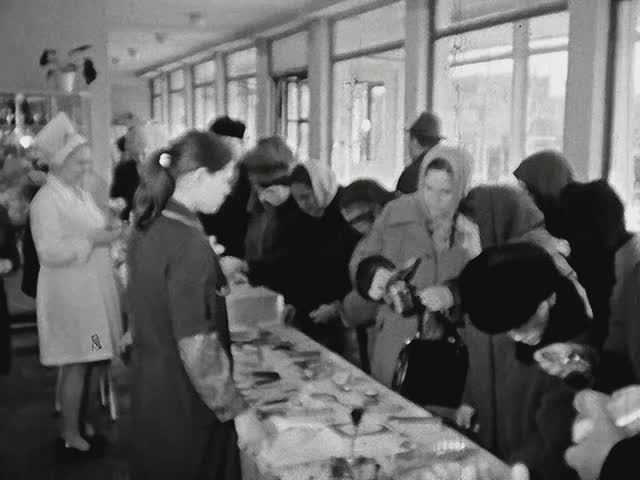 1974 год. Тюмень. Магазин "Зенит". Выставка бытовой техники и кухонных приспособлений.