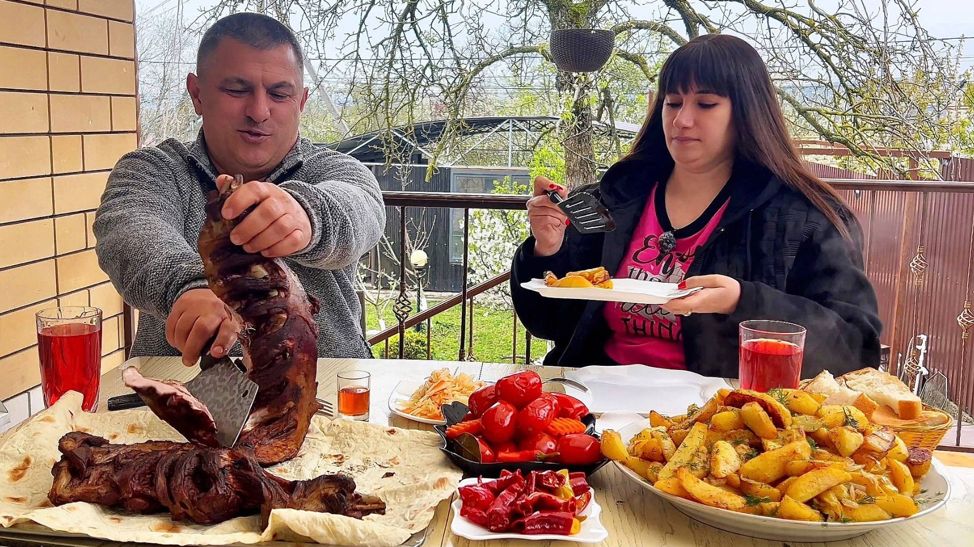 МЯСО с КАРТОШКОЙ на огромной сковороде! Наш лучший семейный ужин на костре