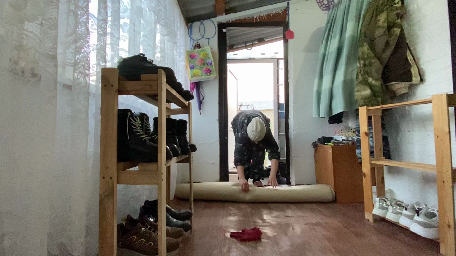 Простая Деревенская Жизнь в маленьком домике🏡Пилим Рубим Красим🌷Спасаем🌳Ремонт москитной сетки🔨