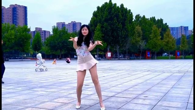 Черная Смородина.. Цин Цин танцует на площади..