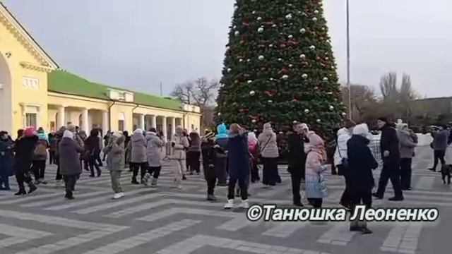 Танец возле елки, флешмоб