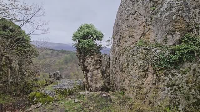 Хаплу-Кая (гора, Крым) - скала "чубчик", вид на горы - 2