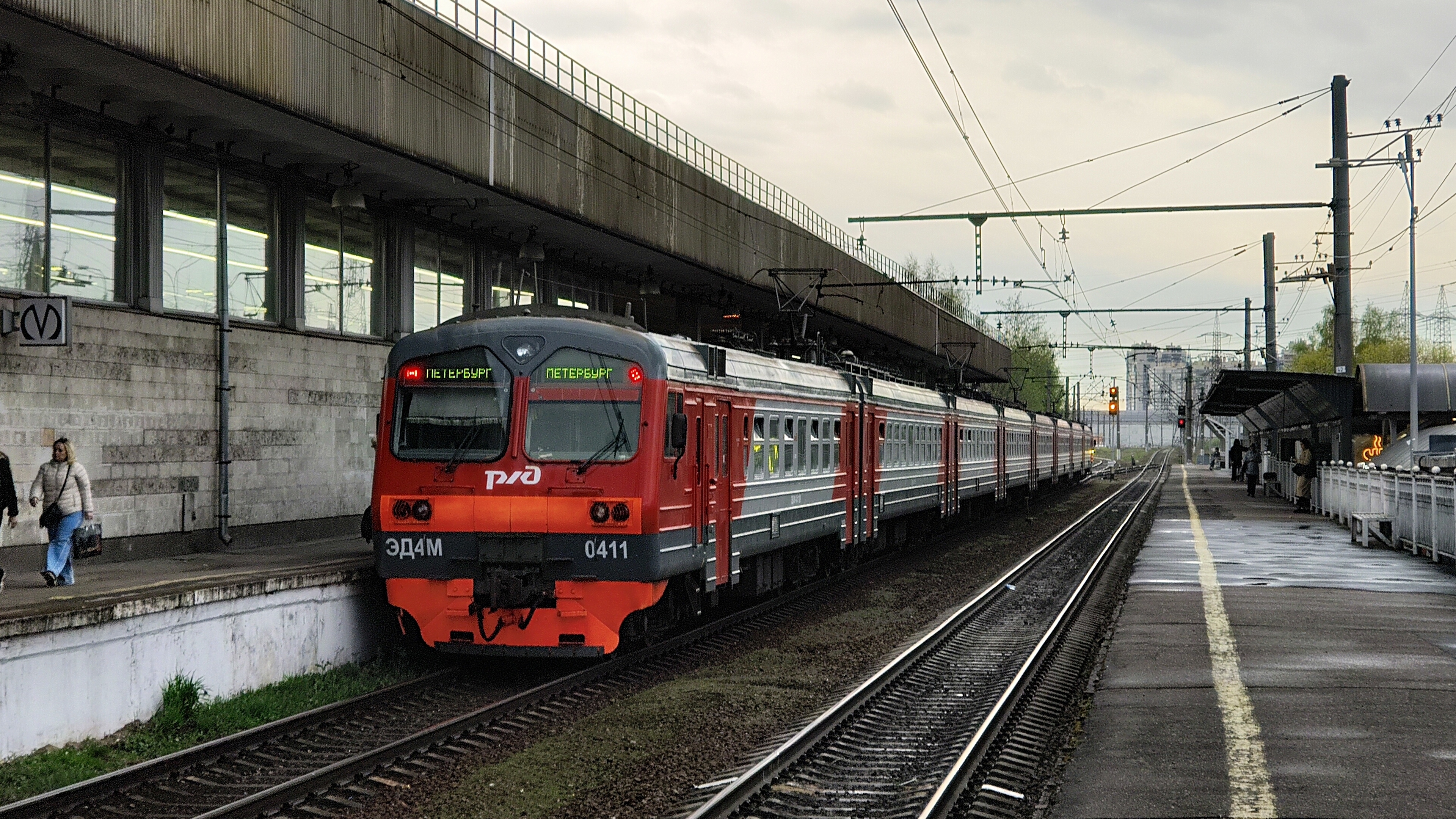 ЭД4М 0411 сообщением Сосново - Санкт-Петербург на станции Девяткино