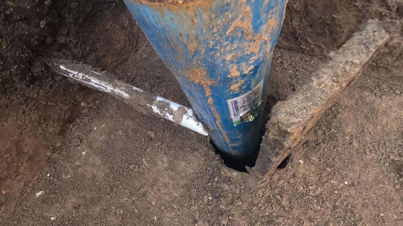 При бурении скважины сломали водопроводную трубу . Весёлый сосед