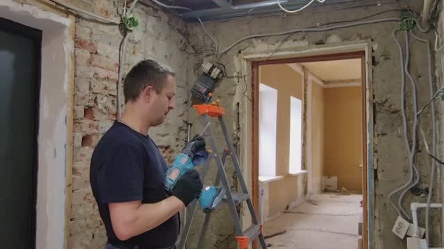 №73 Отключаем электричество в зоне ремонта и снимаем подоконники
