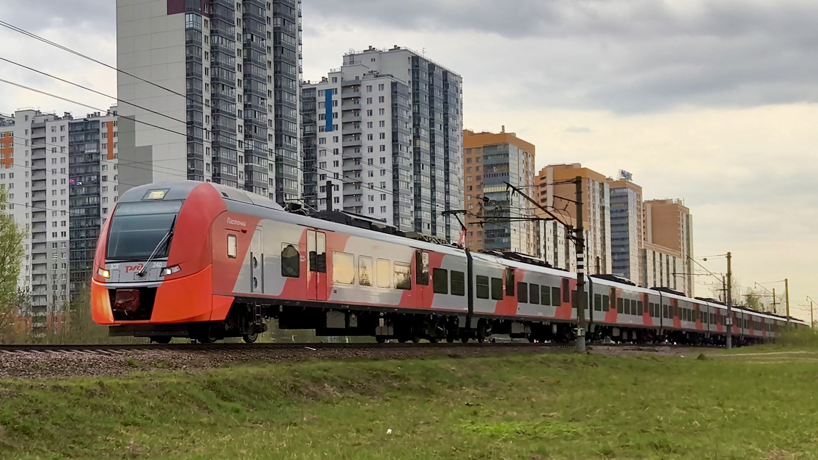 ЭС2Г 240 "Ласточка" сообщением Санкт-Петербург - Кузнечное, отправляется от станции Девяткино