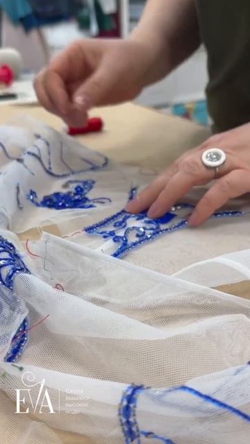 Как выполнялась вышивка боди в стиле "Гжель"