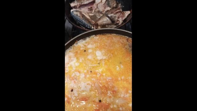 Рыбный король на кухне готовлю рис с жареной скумбрией