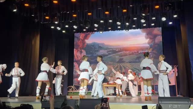 Заводной танец из премьеры спектакля на ейской сцене "Соседи