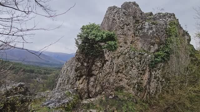 Хаплу-Кая (гора, Крым) - скала "чубчик", вид на горы - 1