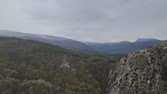 Хаплу-Кая (гора, Крым) - вид на горы около скалы "чубчик"
