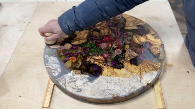 Покрытие маслом подстолья с эпоксидной смолой и цветами для журнального столика.