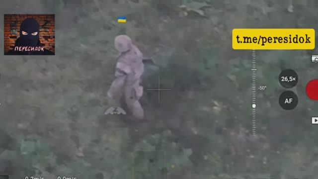 Уставший от войны ВСУшник вылез из укрепа и плевав на сбросы пошёл по своим делам. Правда не далеко
