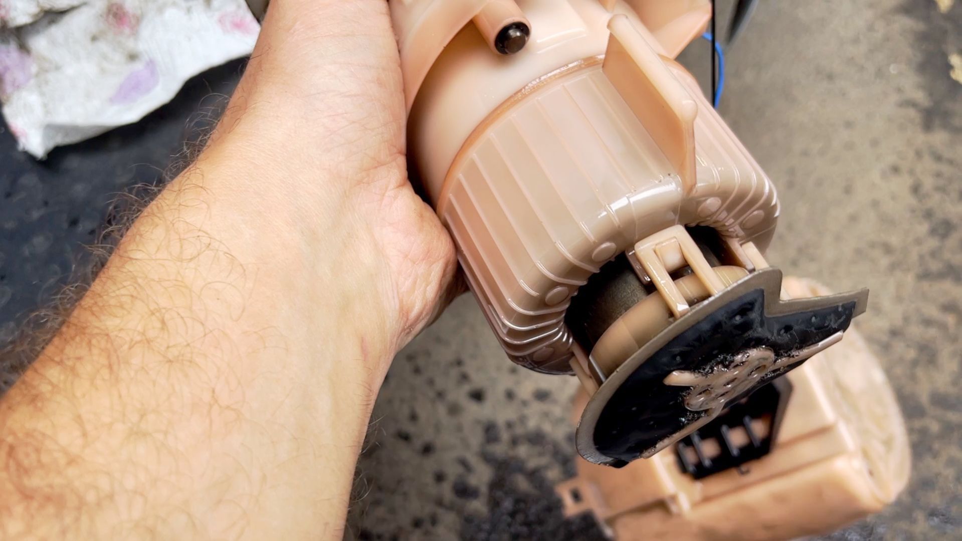 Как снять топливный насос Nissan Serena 26, Промывка топливной системы Лавром