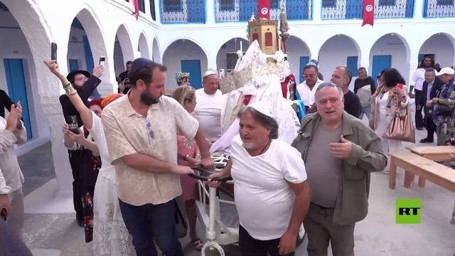 عشرات اليهود يحيون طقوس حج "الغريبة" في جزيرة جربة التونسية