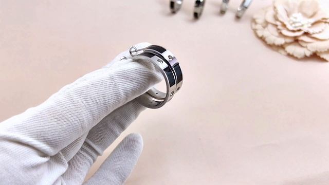Серьги кольца с эмалью и фианитом. Нержавеющая сталь