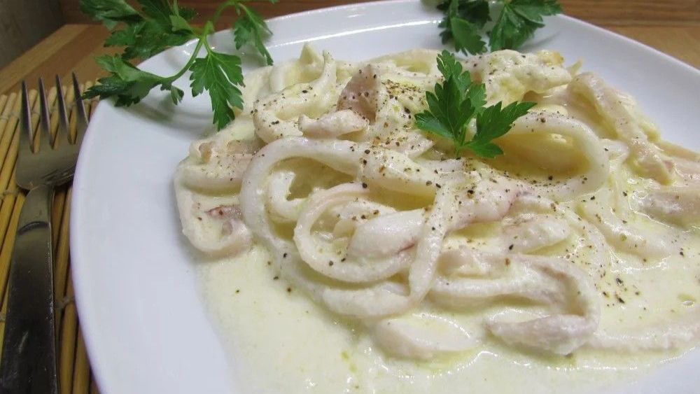 Кальмары в сметанном соусе.Быстрый и вкусный ужин.Можно худеющим и малышам.
