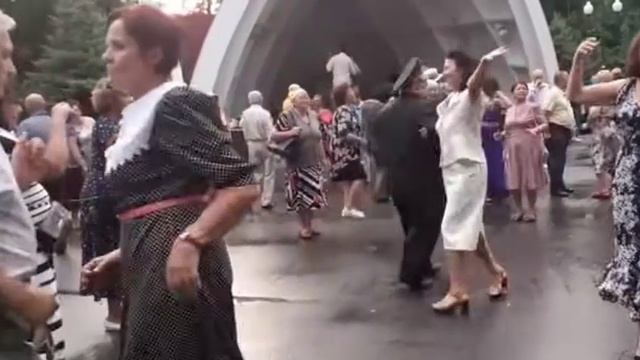 Дискотека в парке пенсионеры дают жару, танцы на отдыхе, крутой санаторий