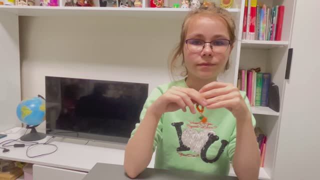 Плетение змейкой браслета из резиночек .