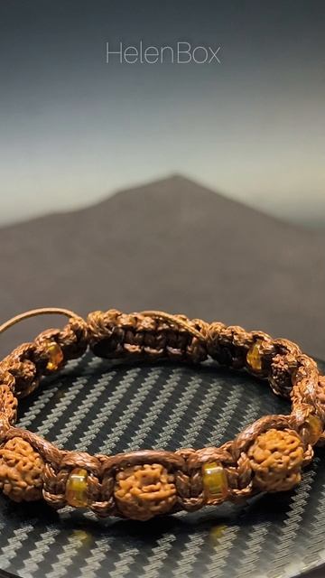 HelenBox | Плетеный браслет с Рудракшей и шайбами Янтаря #helenbox #jewelry #rudraksha #amber