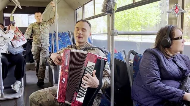 Артисты исполнили песни в общественном транспорте Донецка