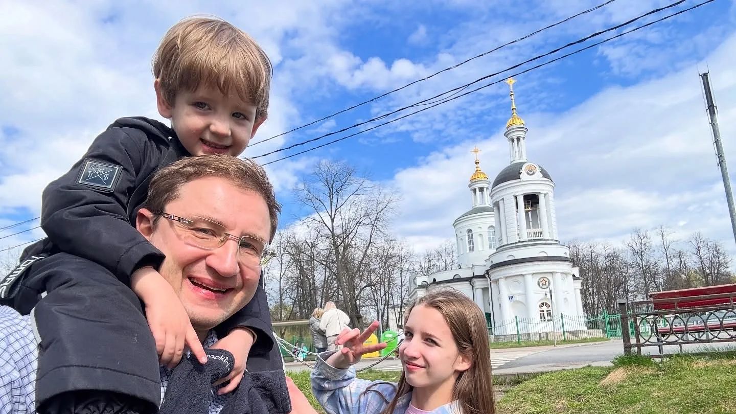 Майские праздники с детьми. «Кидс Сити» в «Коламбусе», Кузьминский парк - строим шалаш, играем!