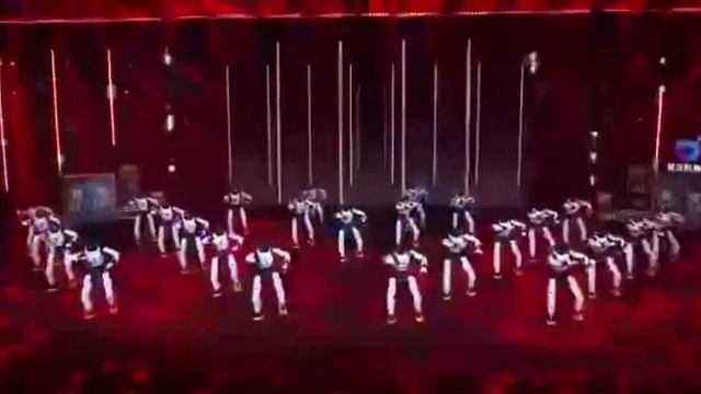 0925 КЛАВА И КСЮША ИДУТ ТАНЦЕВАТЬ