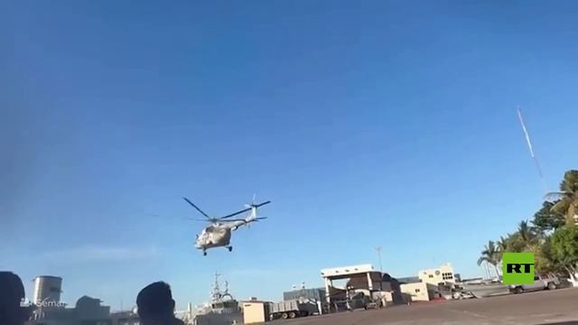 شاهد.. مروحية عسكرية تهبط اضطراريا بعد ثوان من إقلاعها في المكسيك