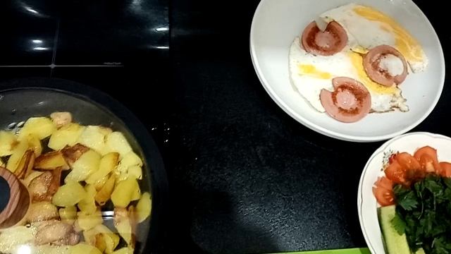 Жареная картошка и салат