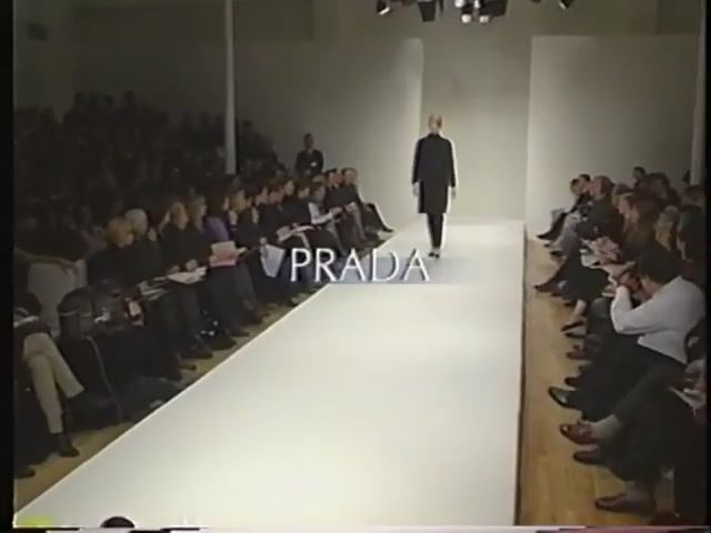 Показ женской коллекции Prada осень-зима 1995-1996