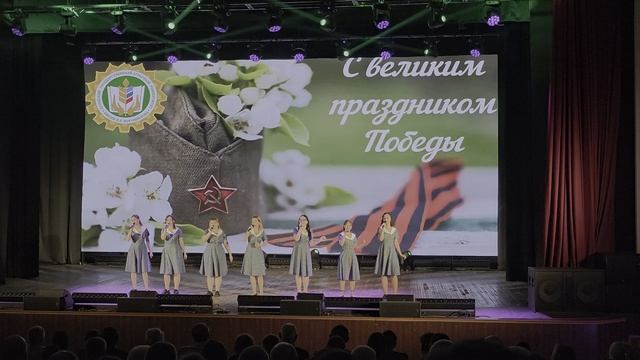 Эстрадный вокальный ансамбль "Импульс" "Идет солдат по городу"