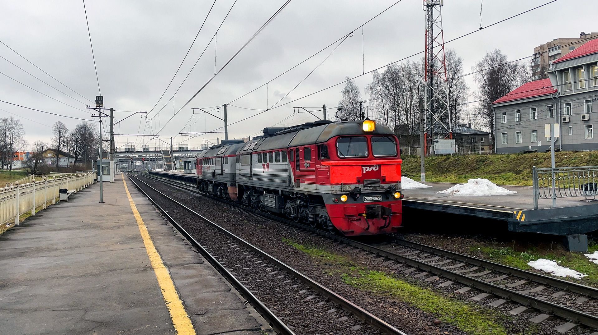 Тепловоз 2М62-0828 следует резервом