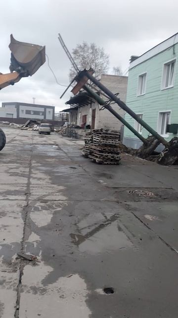 Демонтаж металлоконструкции при помощи фронтального погрузчика