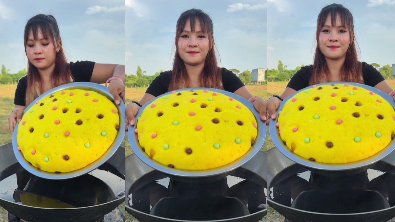 Девушка показывает потрясающий рецепт жареного во фритюре торта
