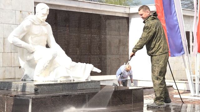 В преддверии 9 мая навели чистоту на Площади Победы в Красноармейске.