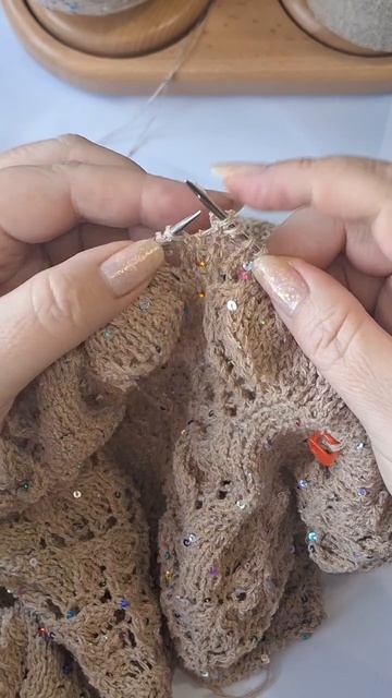 🧶 Пятничные полезности 🧶
✅️ Способ прибавок петель при вязании спицами без дырочек👌