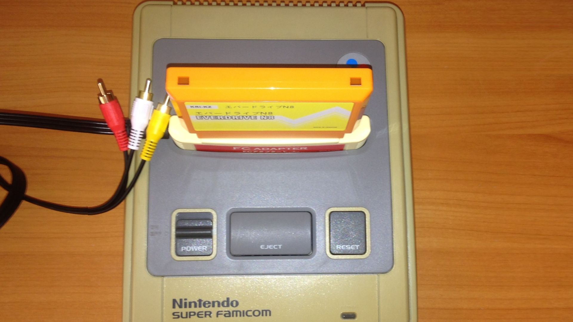 Конвертор картриджей Famicom для Super Famicom.
