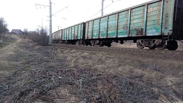 Грузовой поезд проезжает мимо